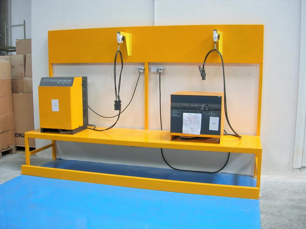 Support-chargeurs-avec-rappels-cables-et-prises-2